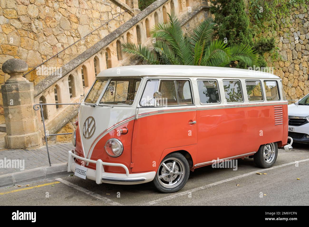 Alter VW Bus, Oldtimer, Altstadt, Andratx, Mallorca, Spanien Stock ...