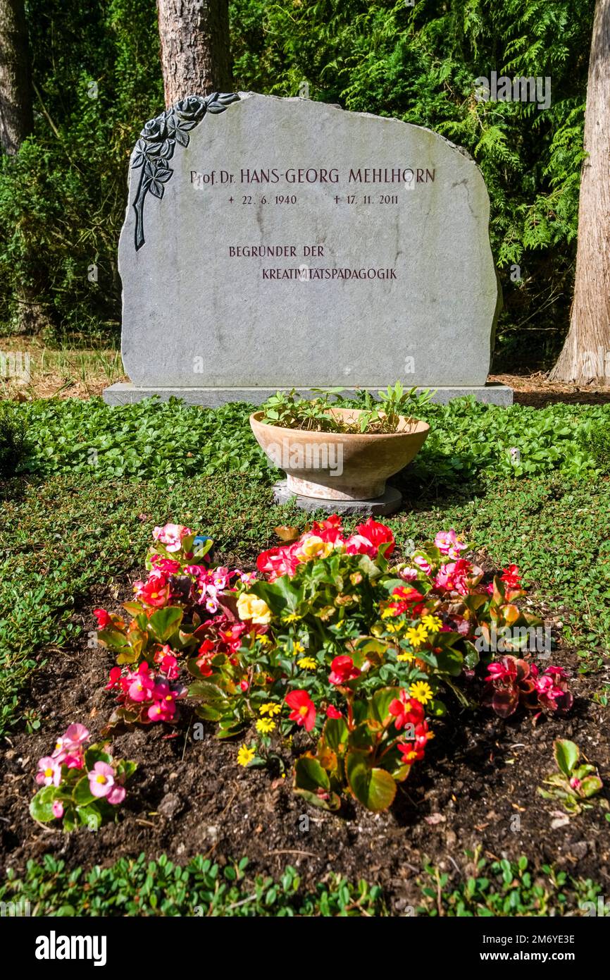 The grave site of Hans-Georg Mehlhorn, founder of Creative Pedagogy, in ...
