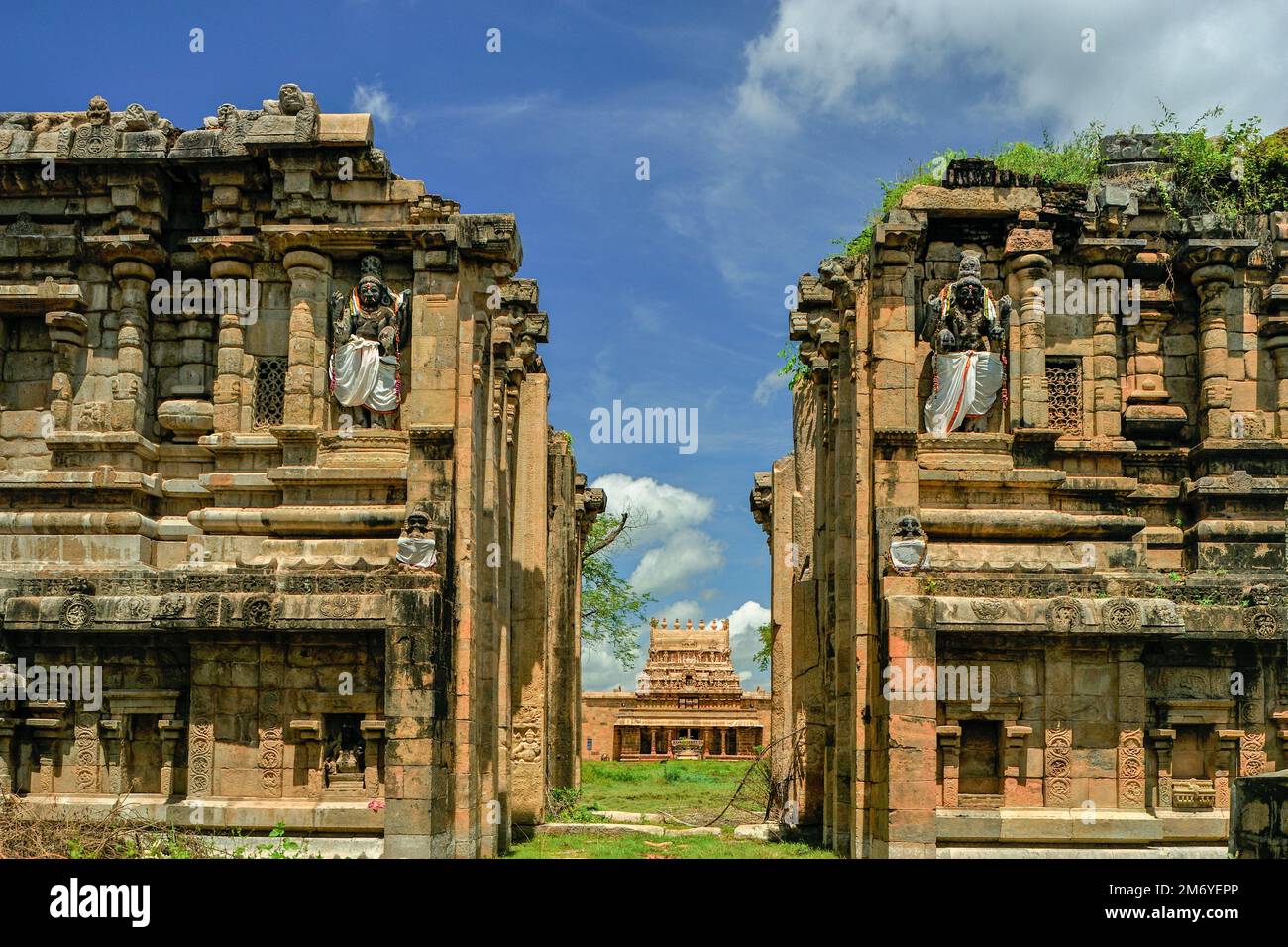 Heritage entrance of 12th century chola king raja raja ii temple hi-res ...