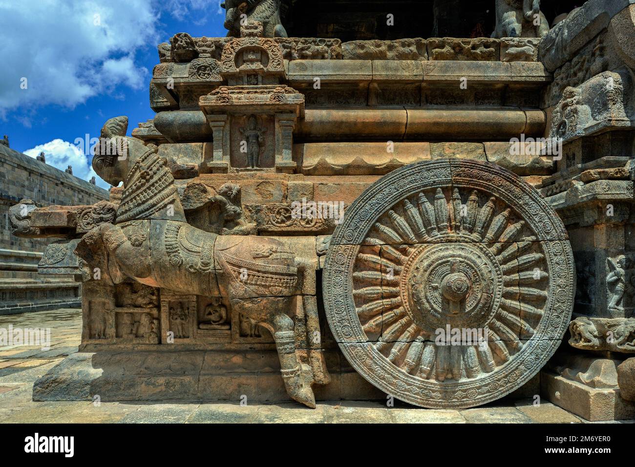 Heritage entrance of 12th century chola king raja raja ii temple hi-res ...