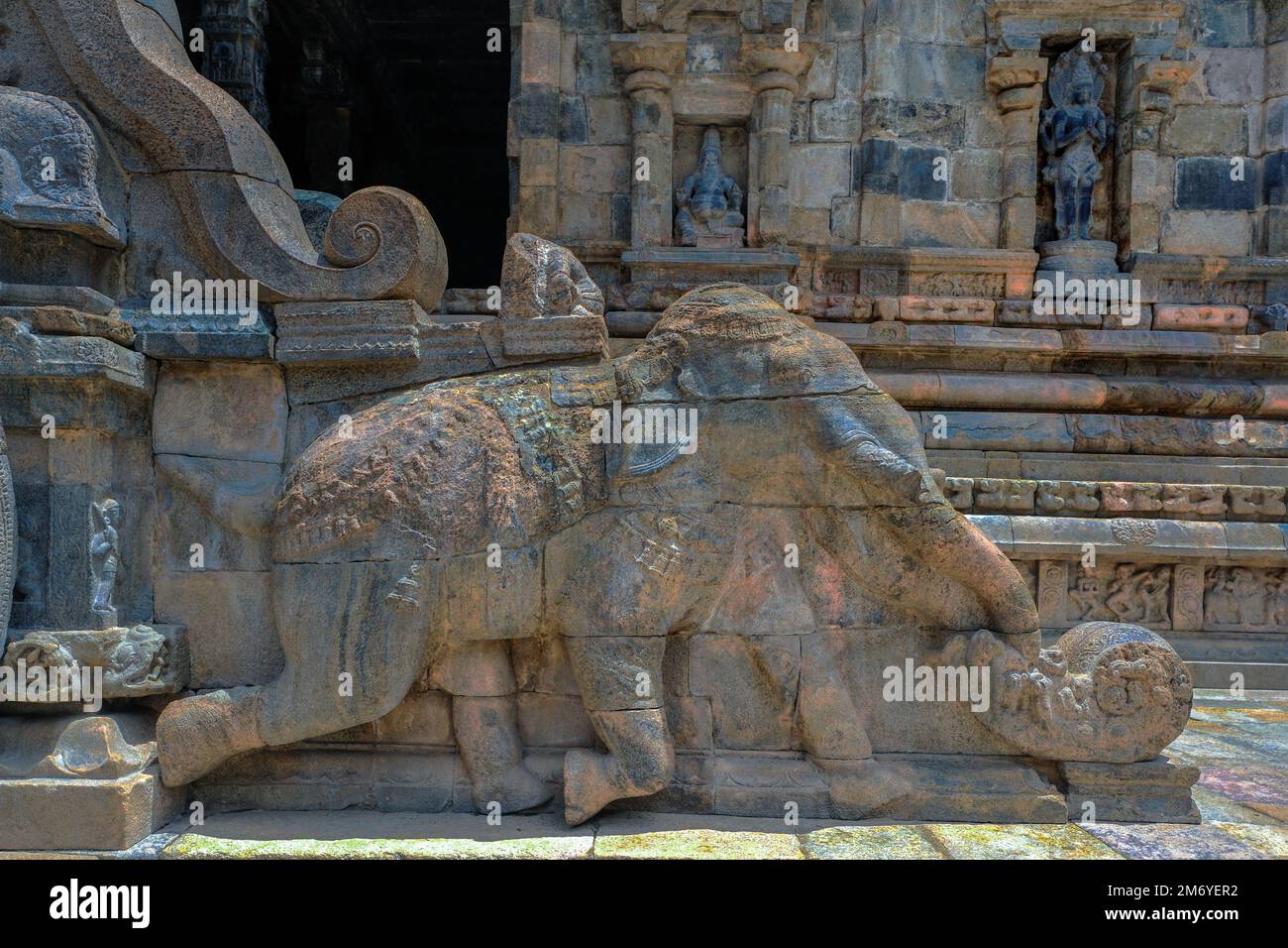 Heritage entrance of 12th century chola king raja raja ii temple hi-res ...