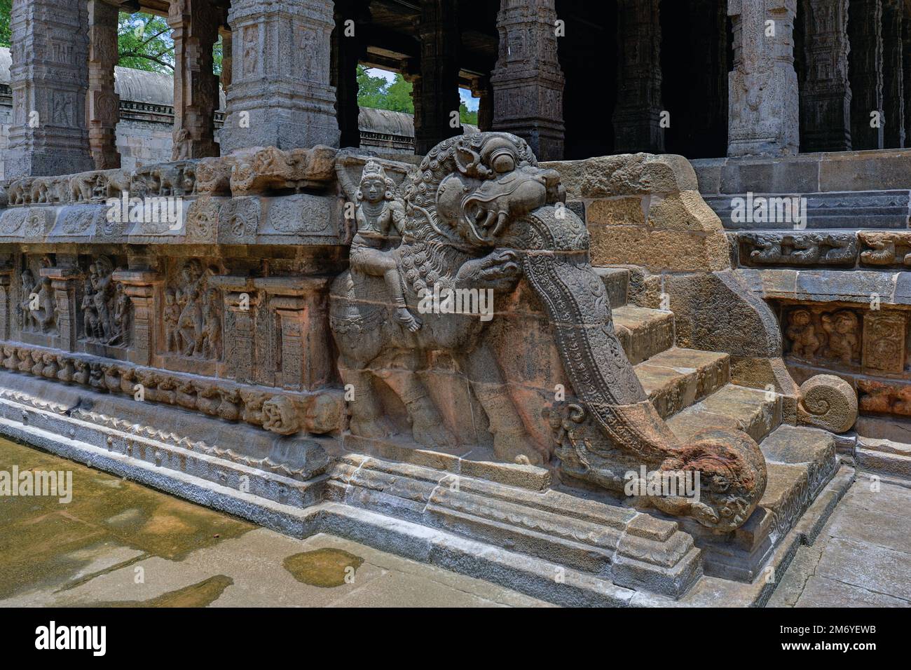 Heritage entrance of 12th century chola king raja raja ii temple hi-res ...