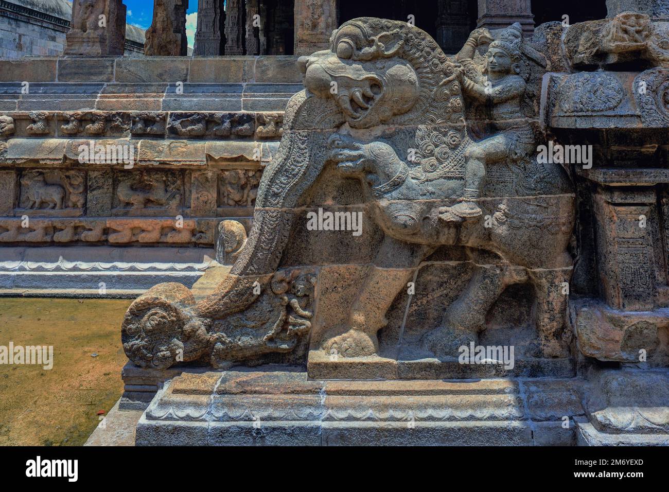 Heritage entrance of 12th century chola king raja raja ii temple hi-res ...