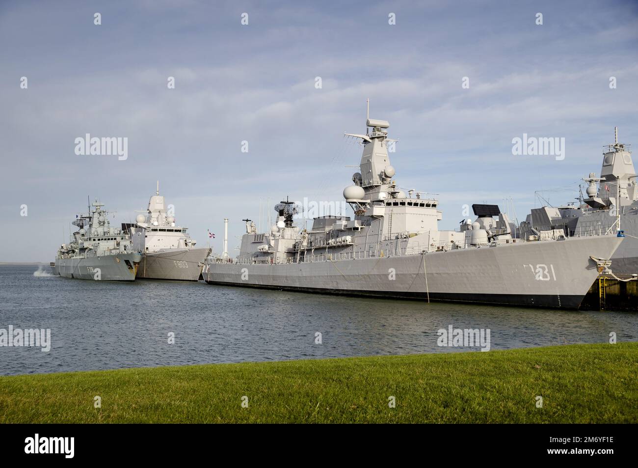 DEN HELDER - The new staff ship of the German Navy next to the Zr.Ms ...