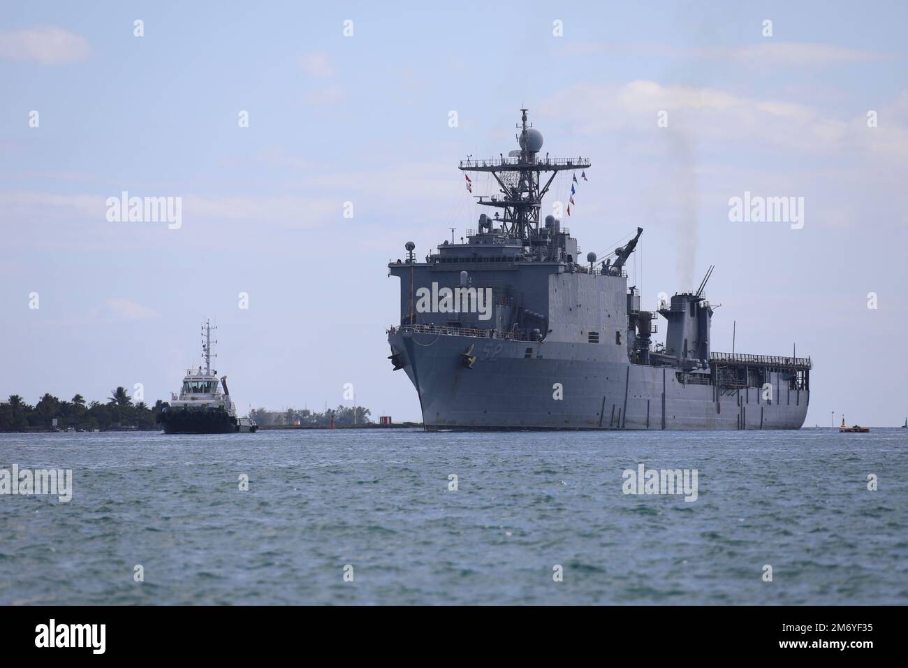 The USS Pearl Harbor (LSD 52) dock in Tahiti, French Polynesia after ...