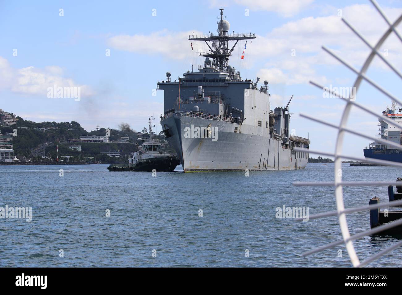 The USS Pearl Harbor (LSD 52) dock in Tahiti, French Polynesia after ...