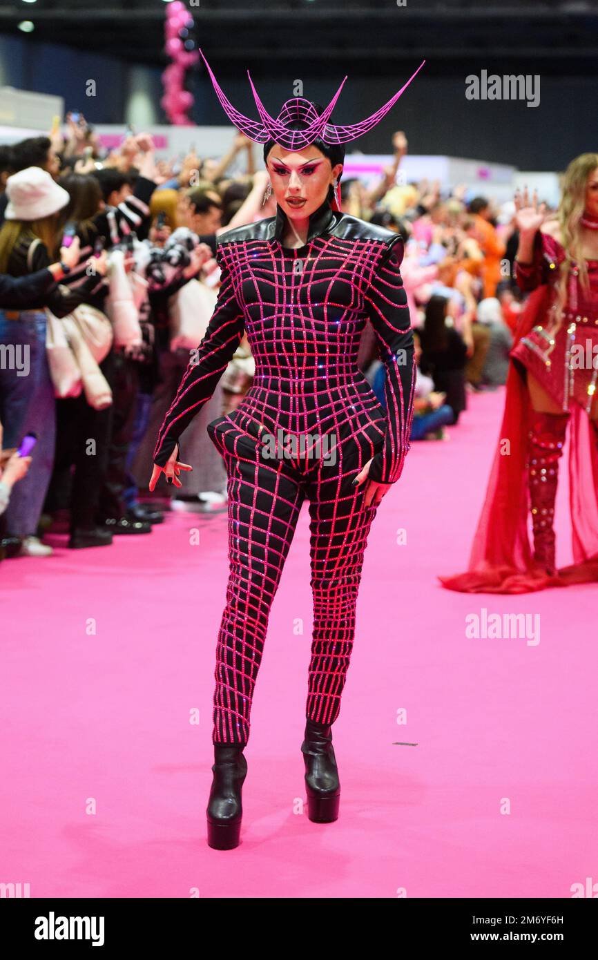 Blu hydrangea drag queen hi-res stock photography and images - Alamy