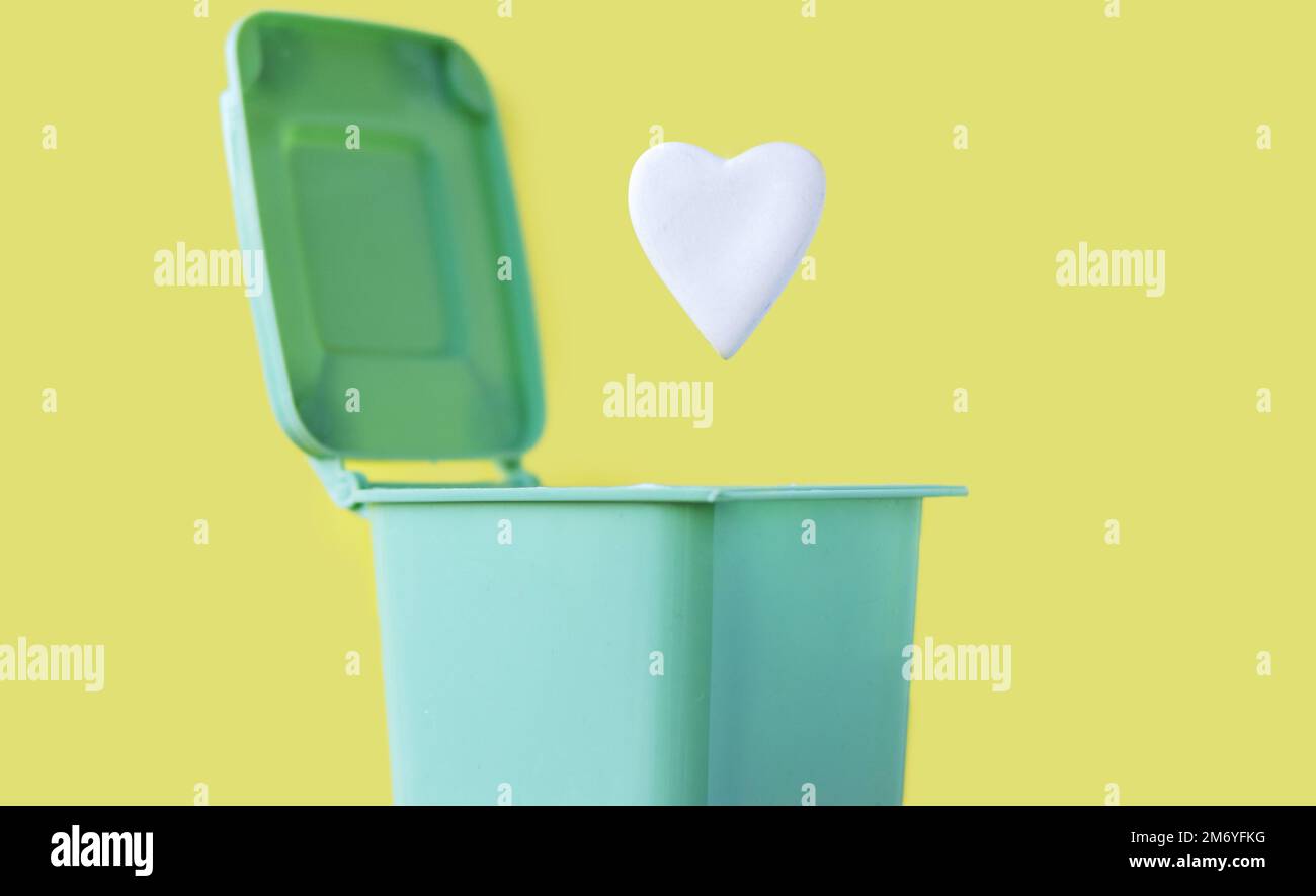 Trash heart hi-res stock photography and images - Alamy
