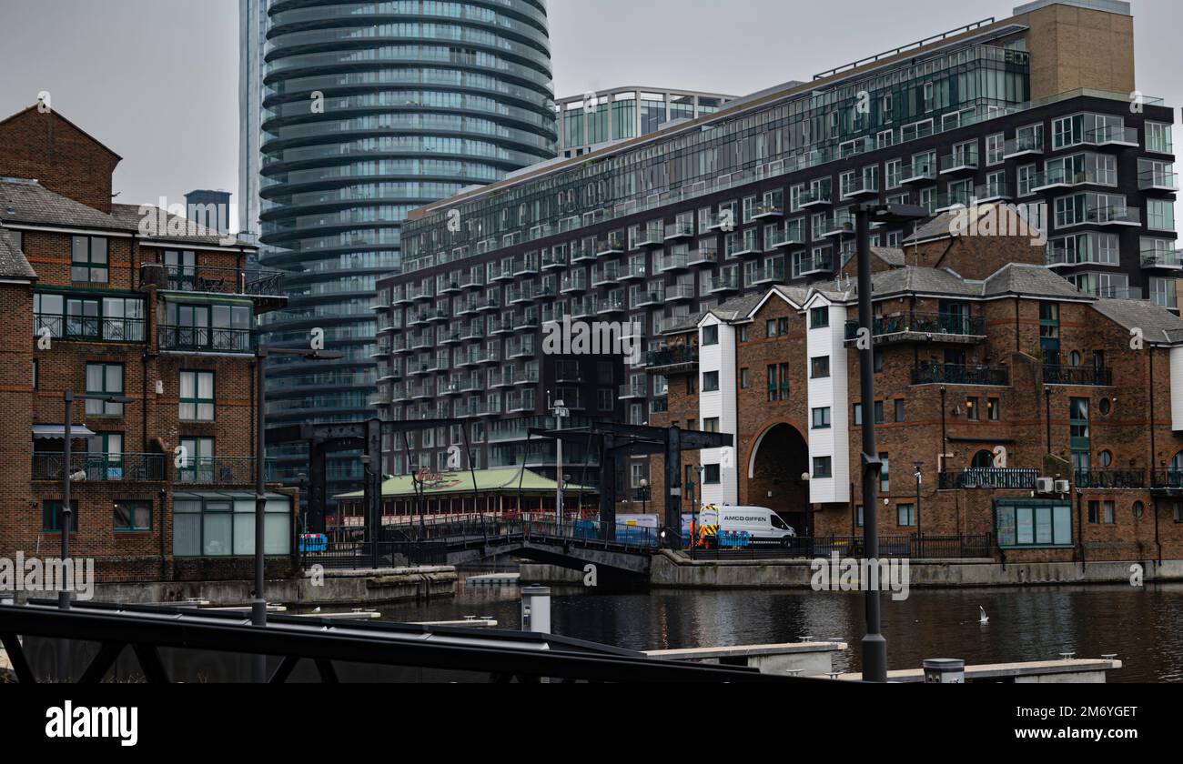 View of Glengall Bridge in Millwall Outer Dock Stock Photo - Alamy