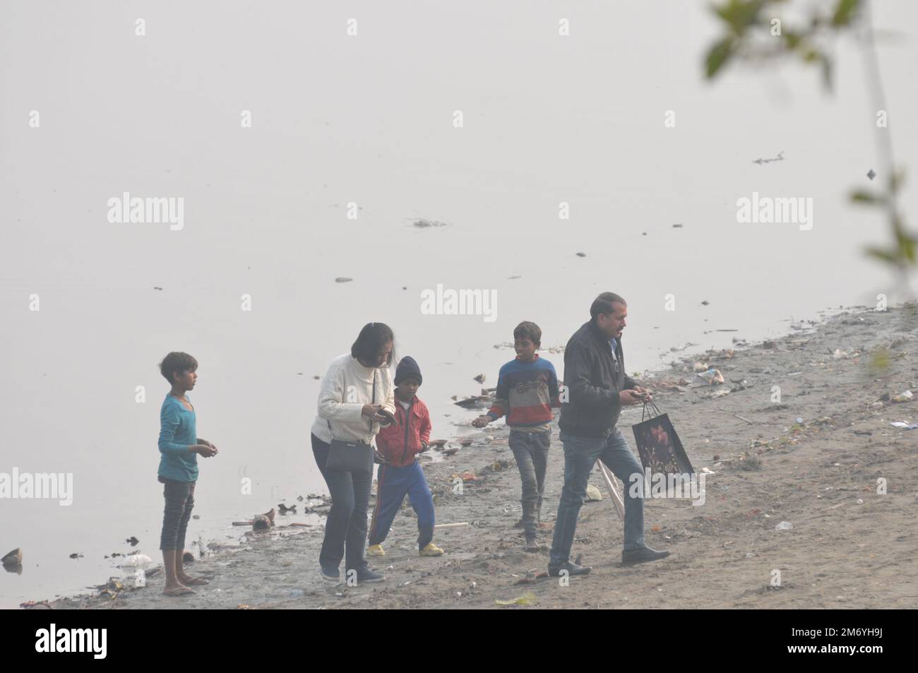 New Delhi, Delhi, India. 6th Jan, 2023. devotess at bank of Holy Yamuna ...