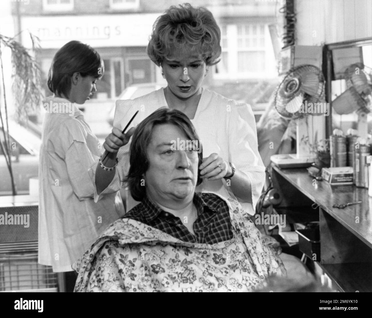 JULIE WALTERS and MARIE CONMEE in EDUCATING RITA 1983 director LEWIS ...