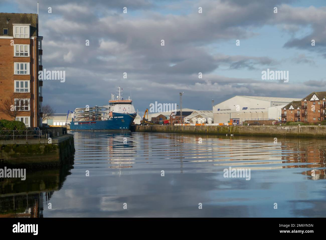 cargo ship EEMS DUNDEE with wind turbine blades manufactured in Turkey ...