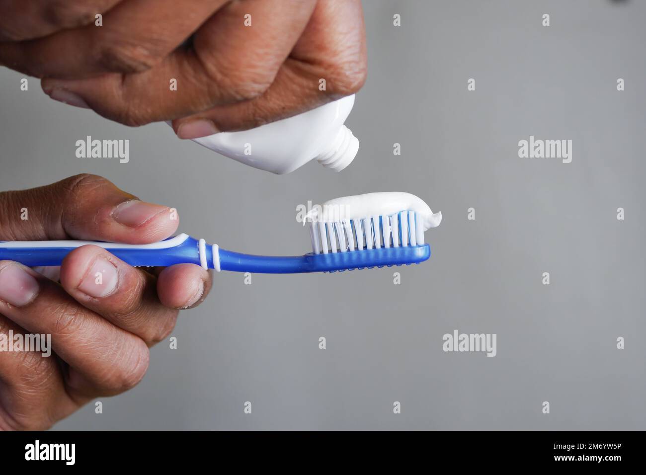 Hand holding tooth hi-res stock photography and images - Alamy