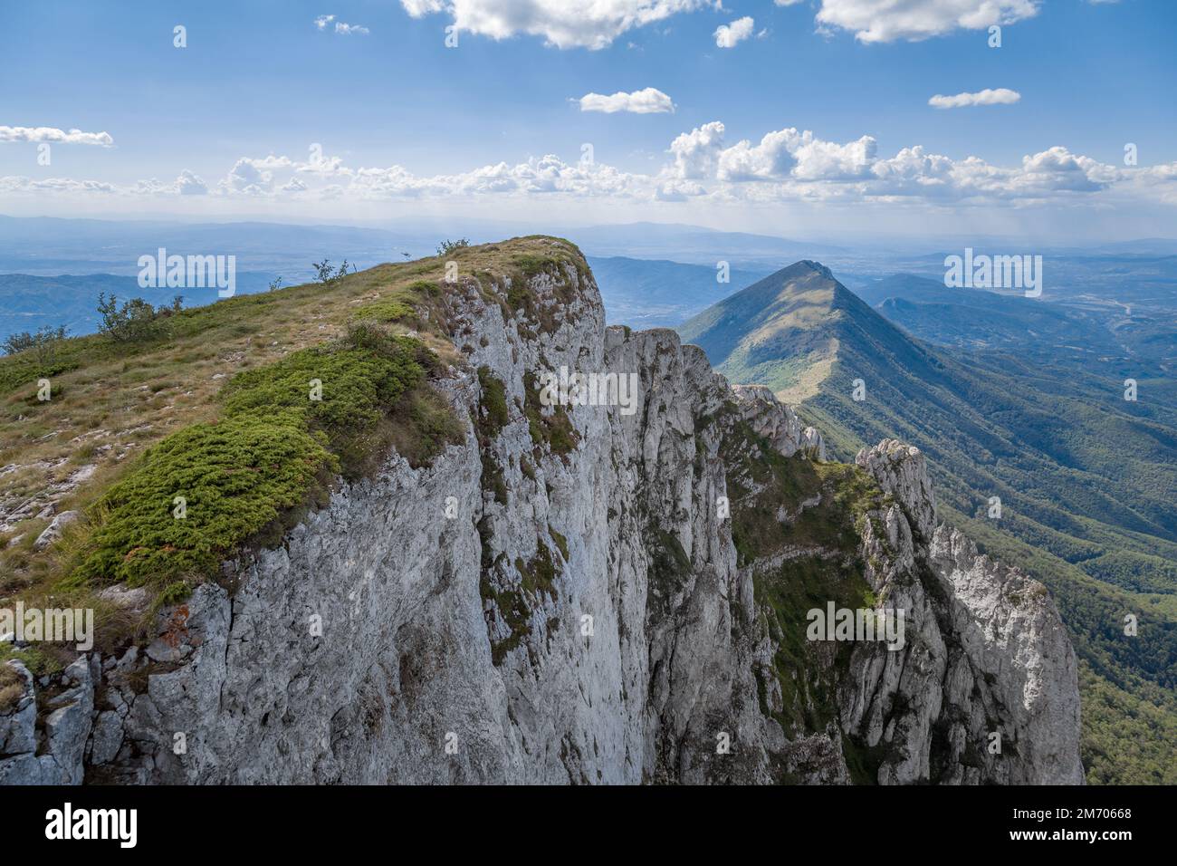 Grass around rocks hi-res stock photography and images - Alamy