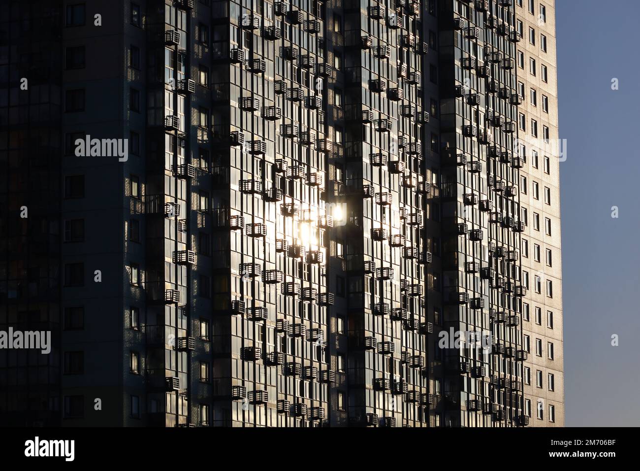Sun reflection in glass building hi-res stock photography and images ...