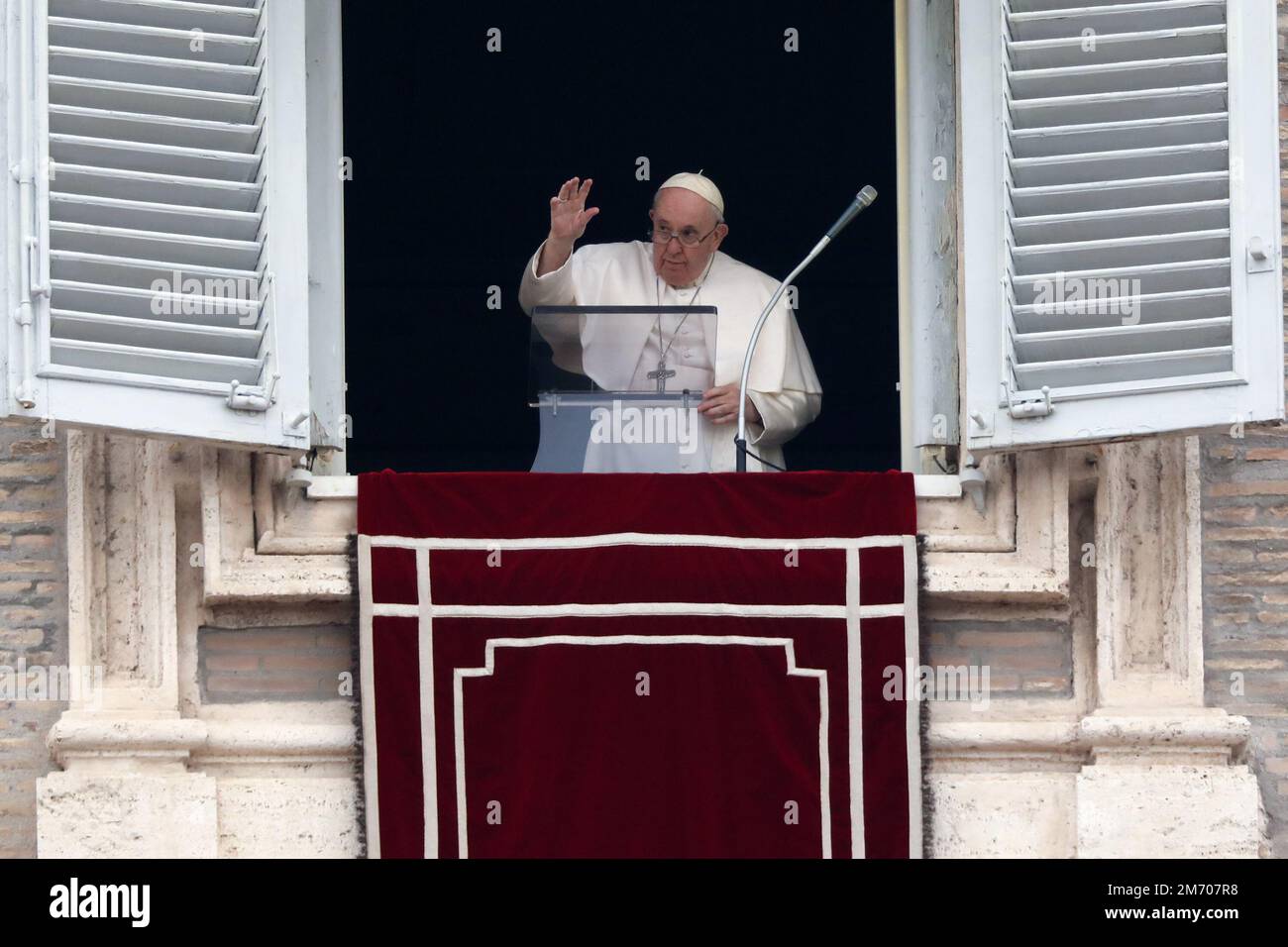Pope Francis waves faithful from the window of the apostolic palace ...