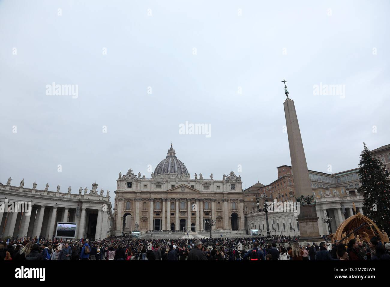A general view of Saint Peter before Pope Francis addresses faithful ...
