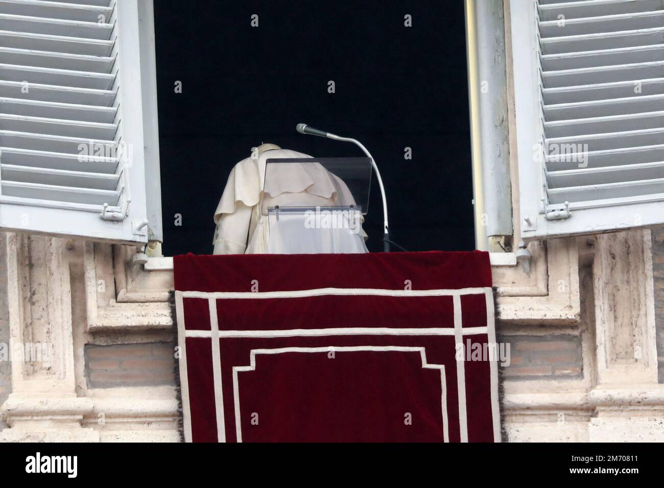 Pope Francis leaves the window of the apostolic palace after he ...