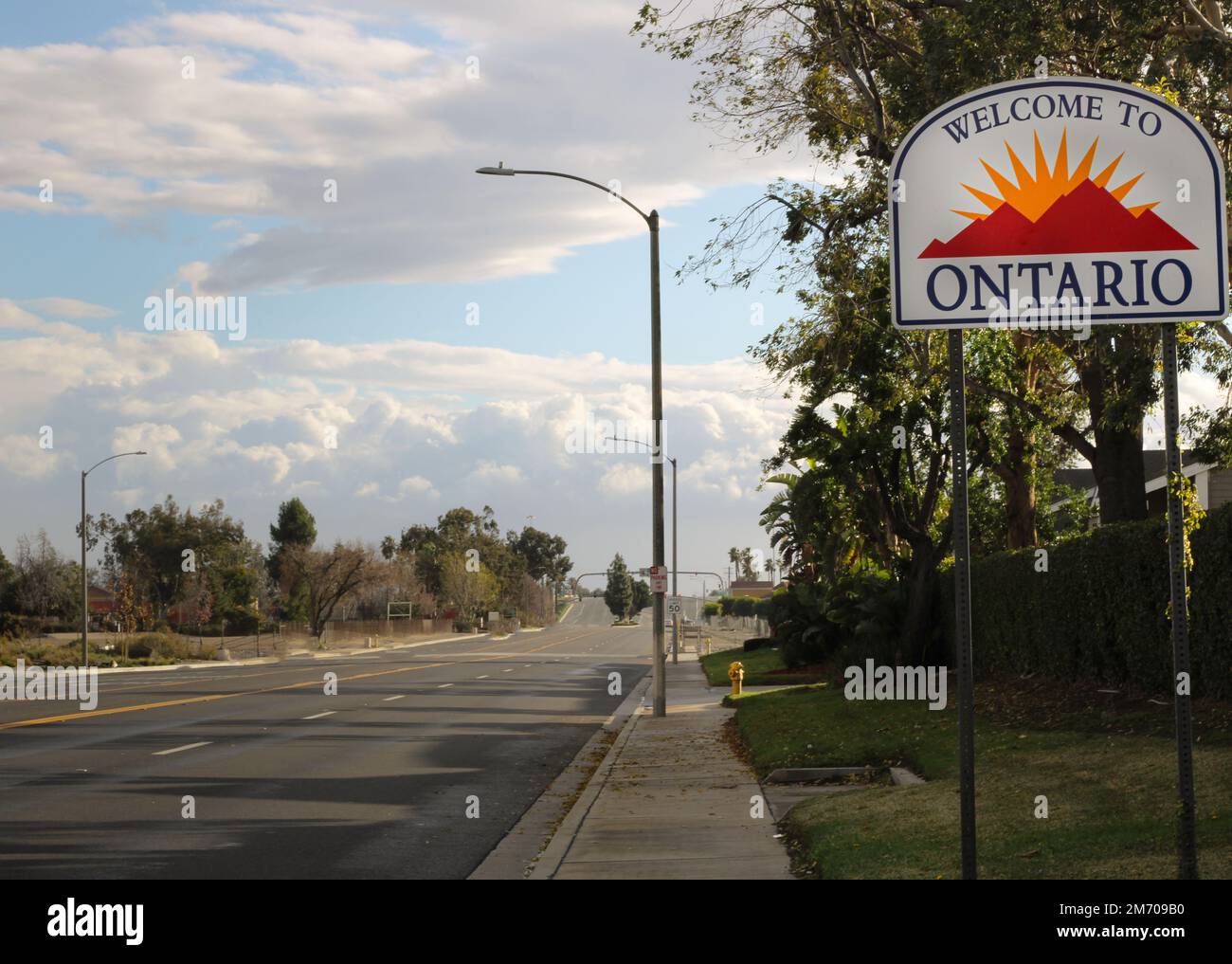 A welcome sign for Ontario on the sign of a road Stock Photo - Alamy