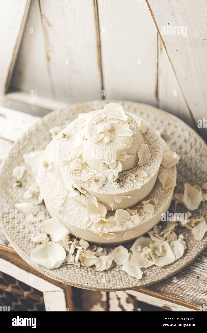 Vanilla Cake decorated with edible flowers Stock Photo - Alamy