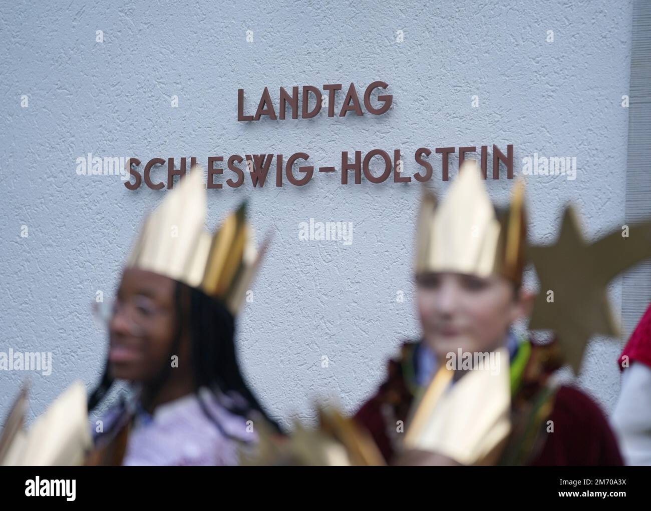 Kiel, Germany. 06th Jan, 2023. Carolers stand in front of the State ...