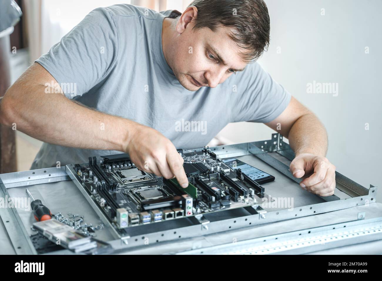 Man Engineercollectorindependent Self Computer Assembly Mounting