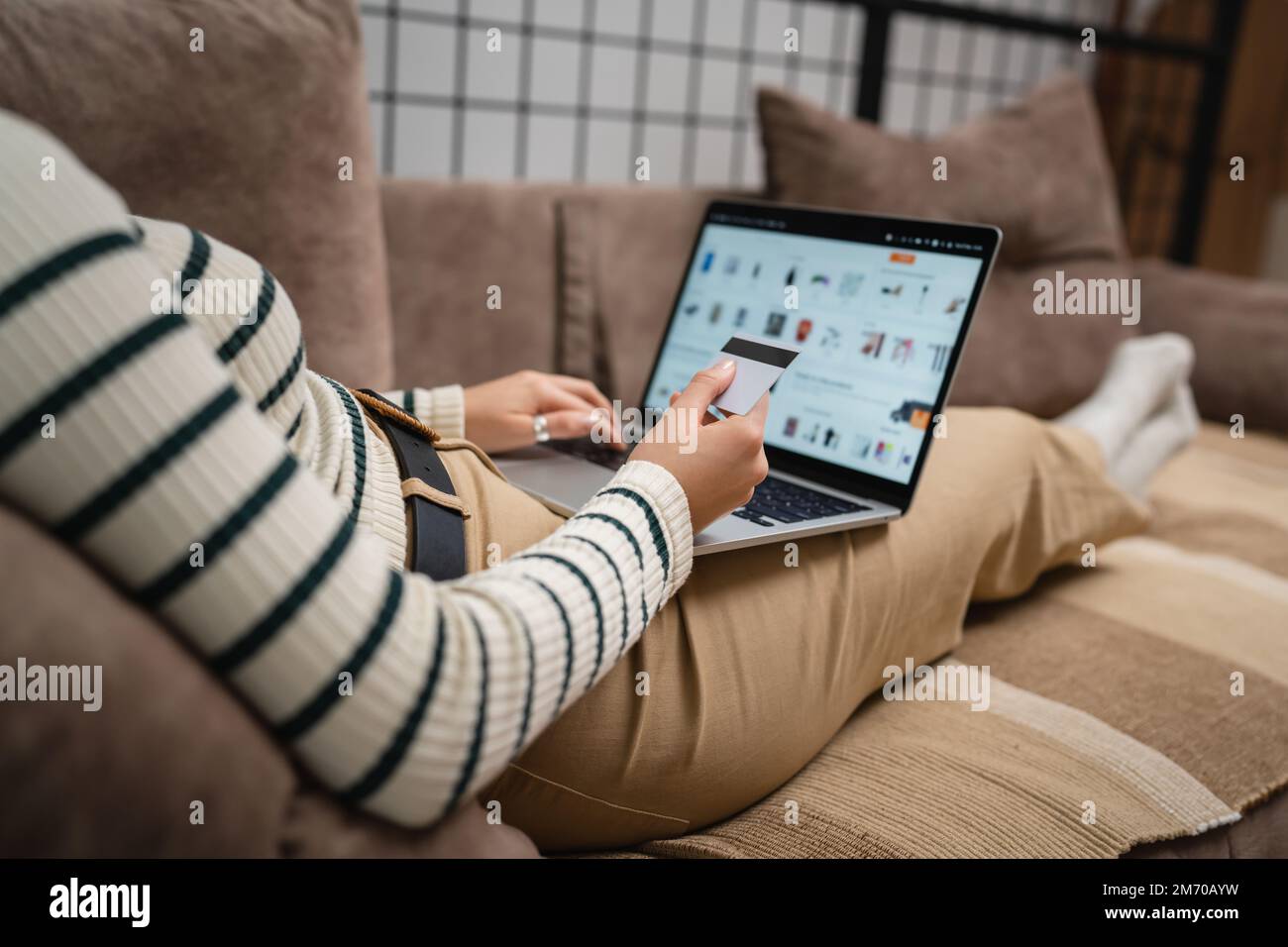Woman computer shop back view hi-res stock photography and images - Alamy