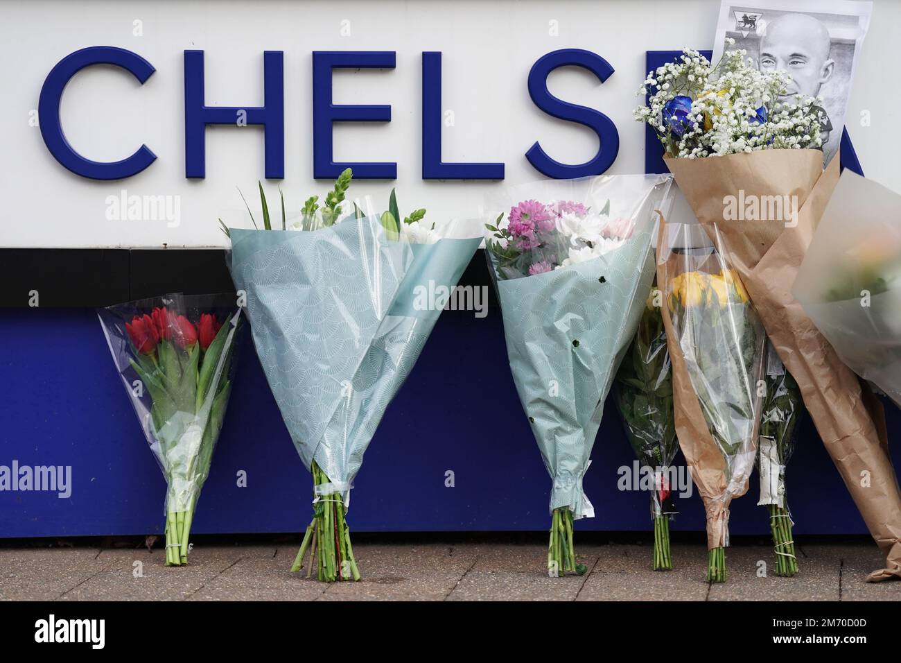 Flowers and tributes for Gianluca Vialli at Chelsea's Stamford Bridge ...