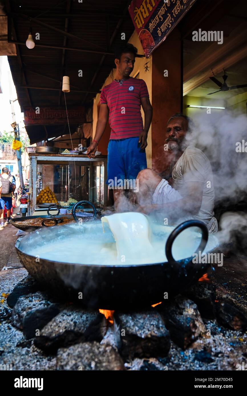 Indian man cooking street food hi-res stock photography and images - Alamy