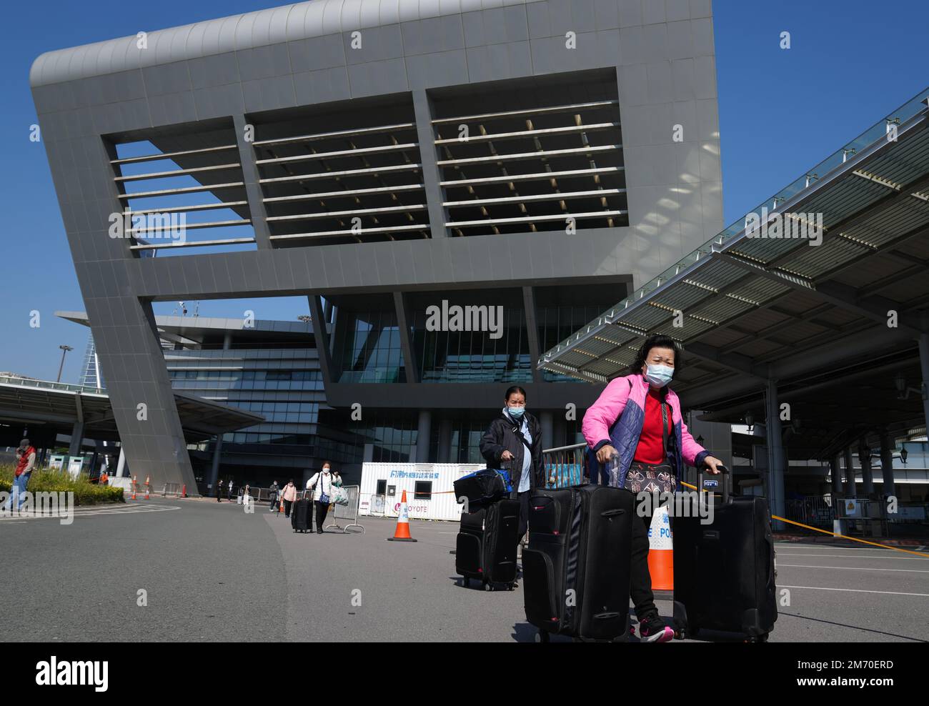 Travellers arrives in Hong Kong from mainland China at Shenzhen Bay ...
