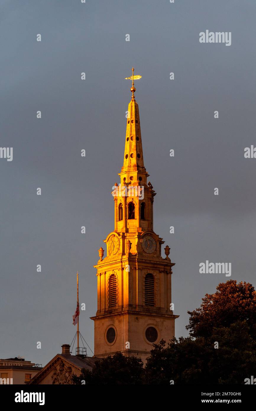 The golden light of sunset on the spire of, St. Martin-in-the-Fields ...