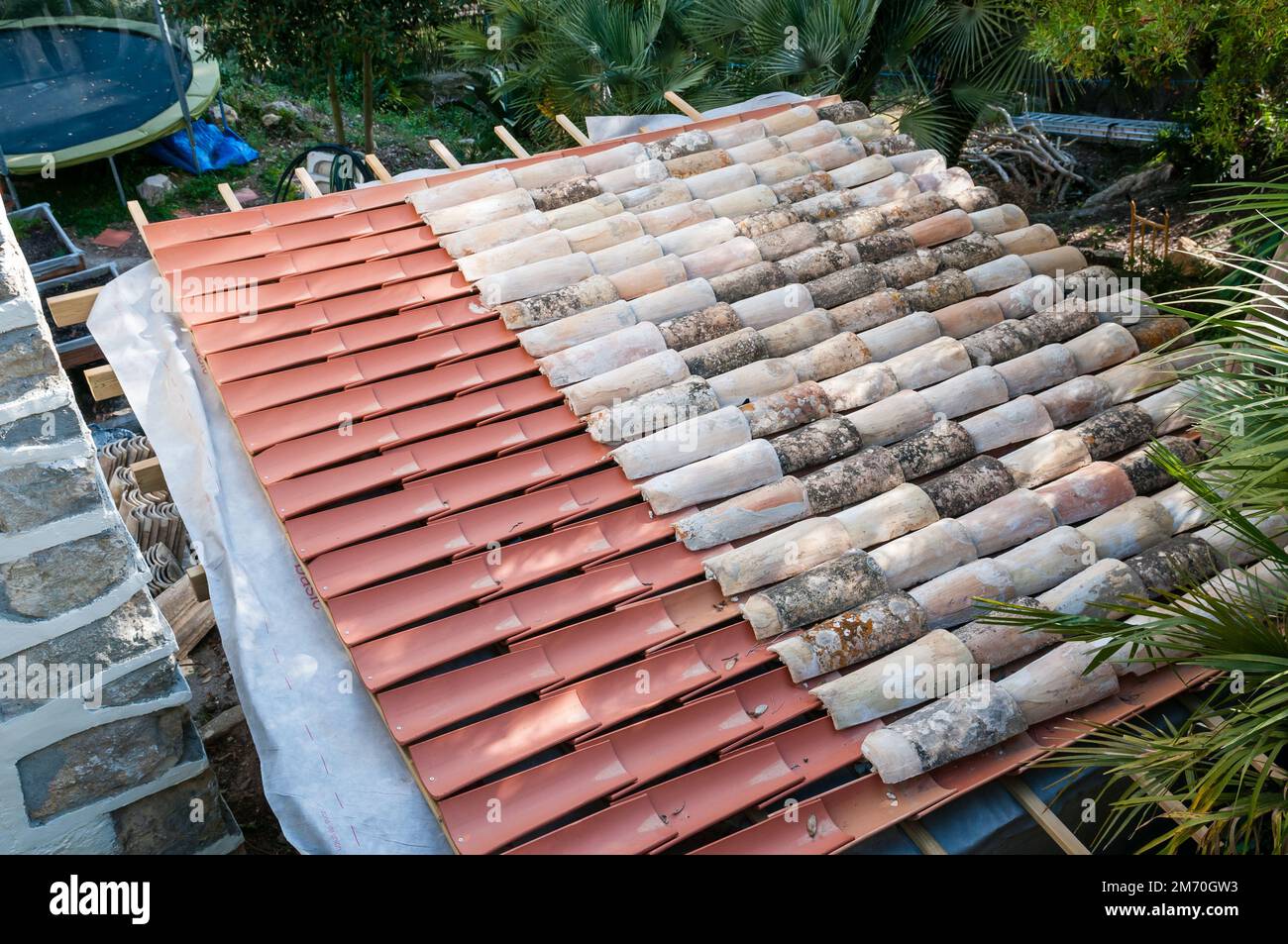 curved clay roof tiles, tile repair, roof, house, bulding renovation ...