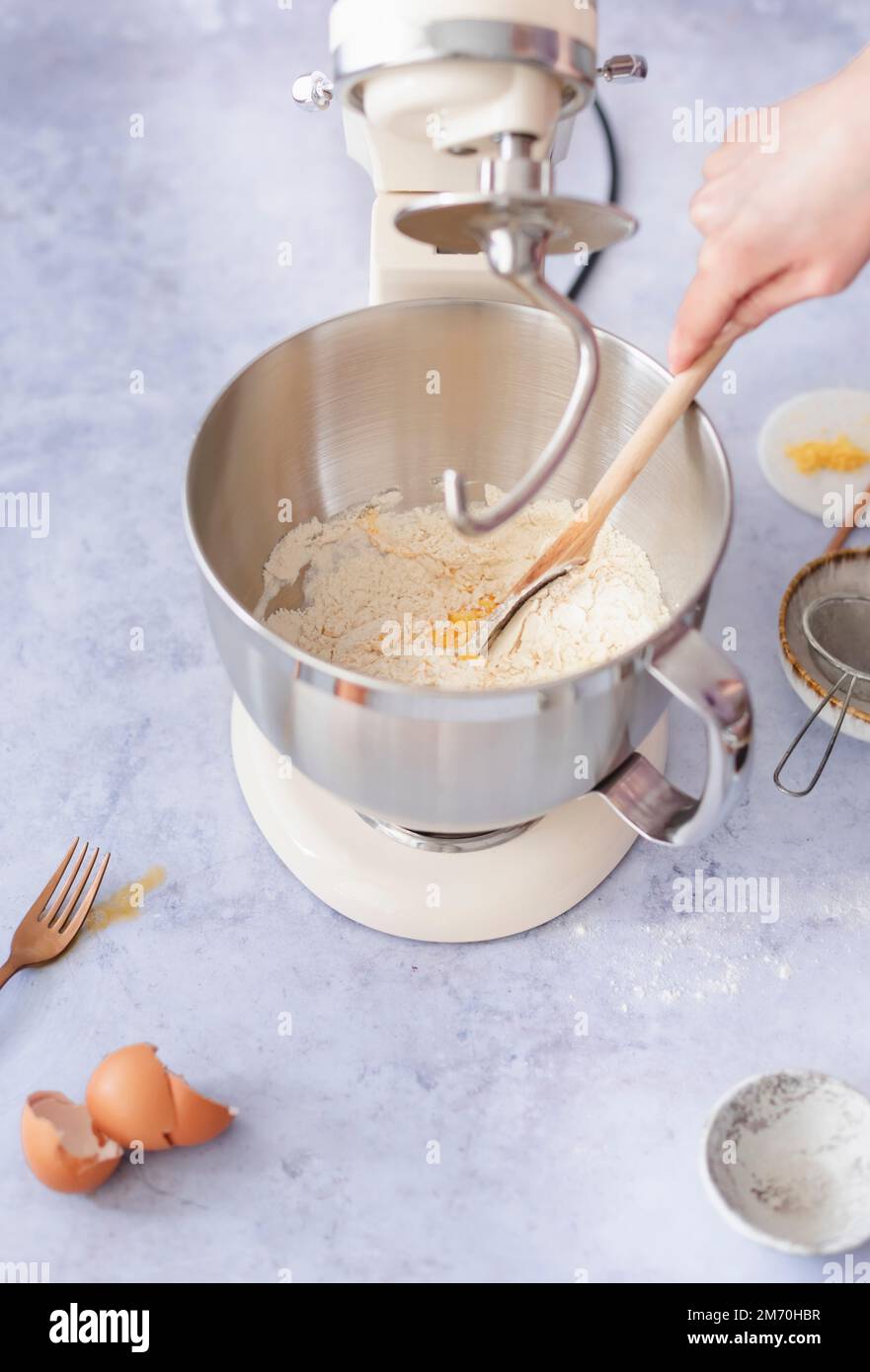 Mixing egg and flour in a food processor Stock Photo - Alamy