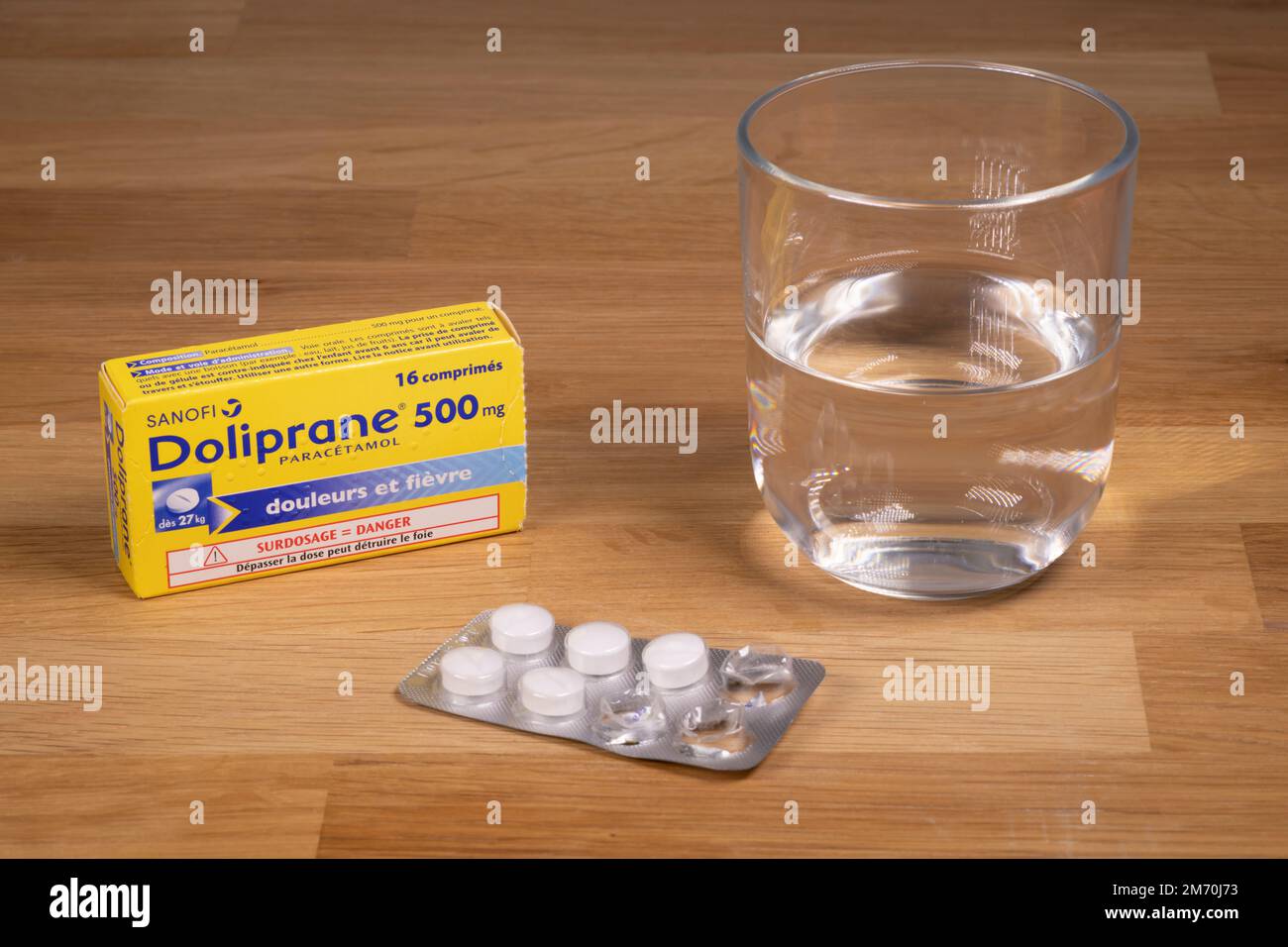 French box of Doliprane 500mg with a glass of water, pills based on ...