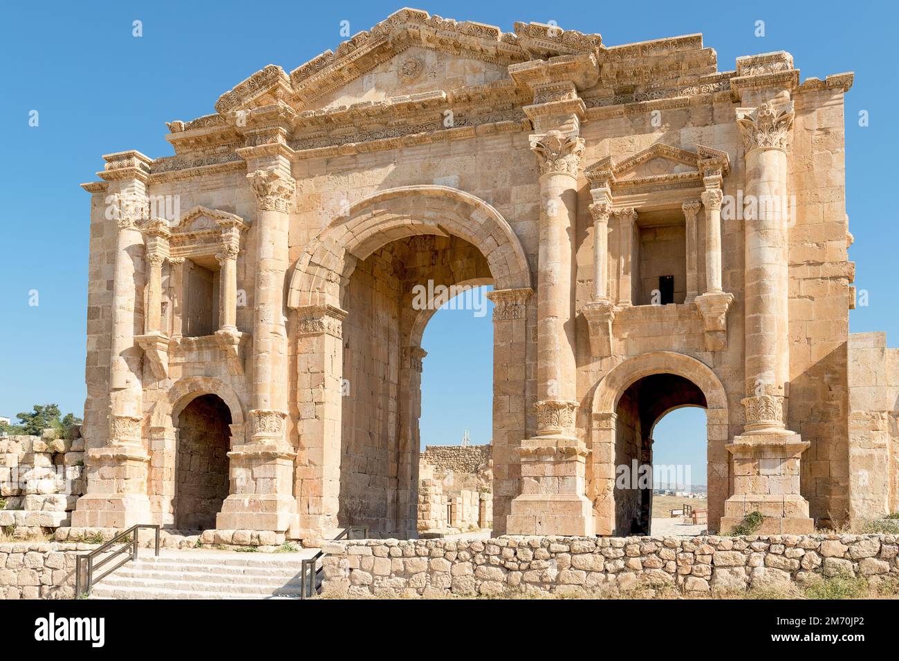 Columns and monumental arch hi-res stock photography and images - Alamy