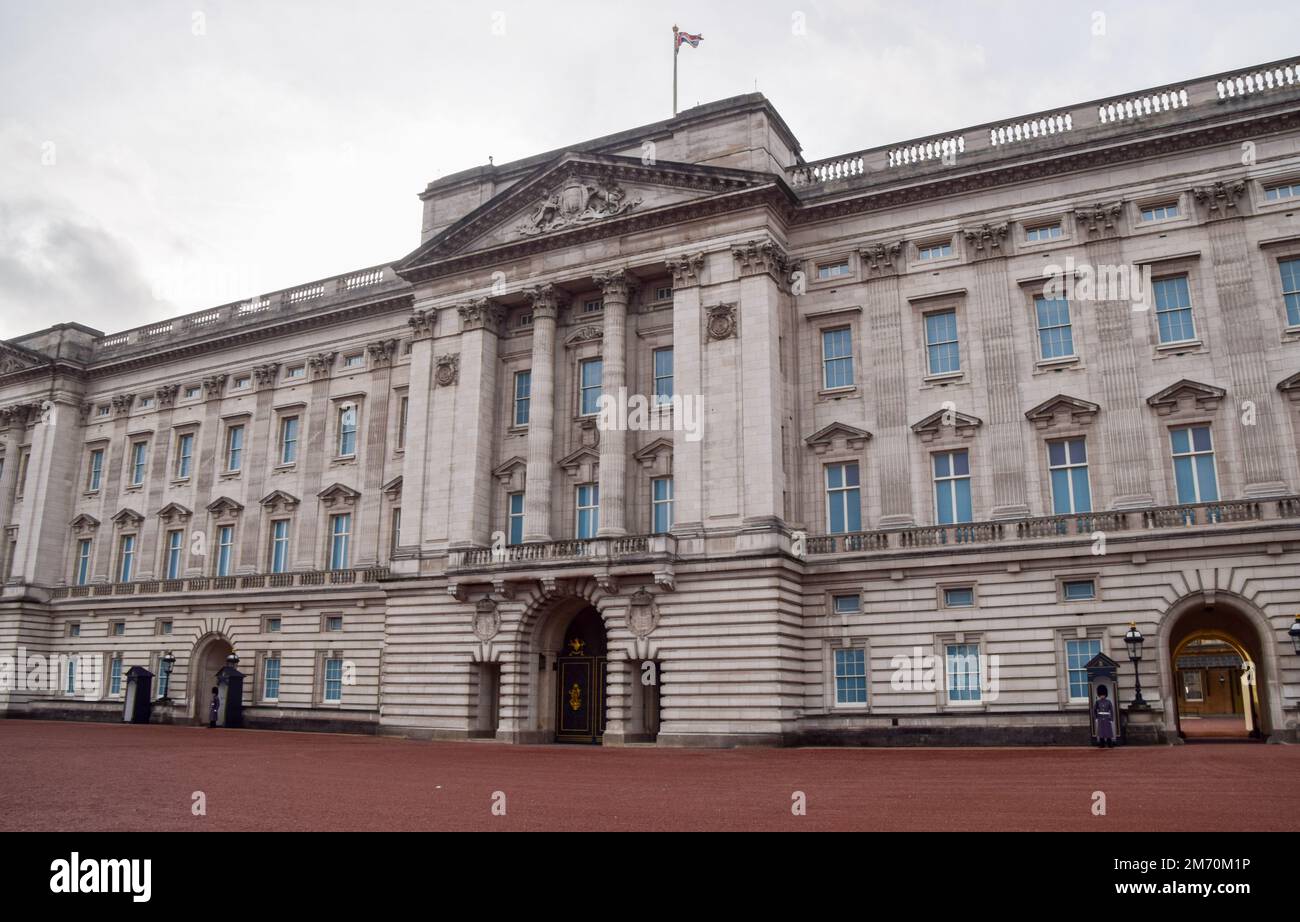 London, UK. 6th January 2023. Buckingham Palace exterior daytime view ...