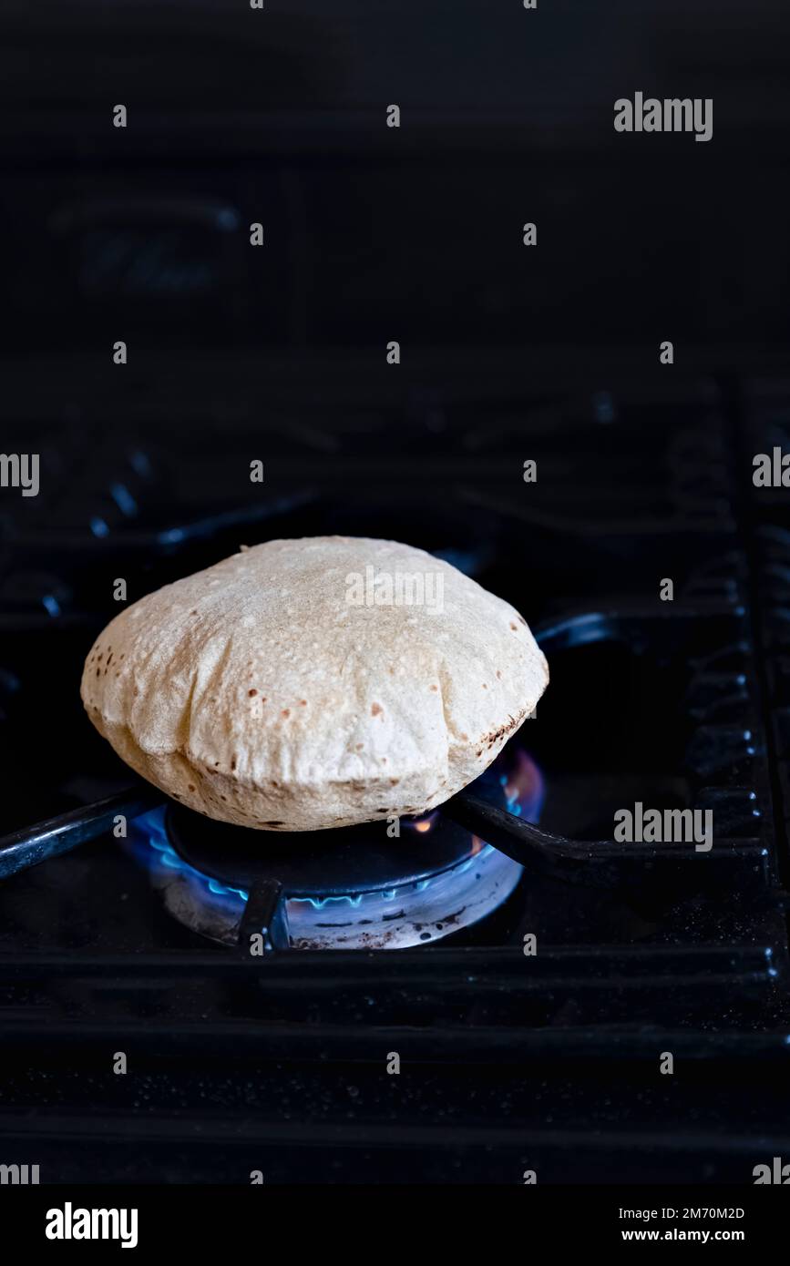 Phulka roti cooked on the flame Stock Photo - Alamy
