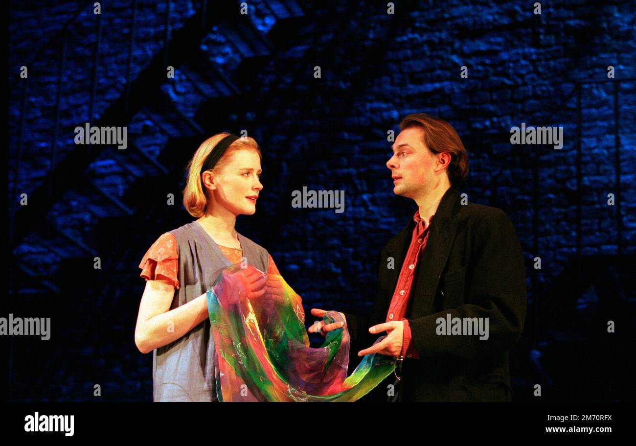 Claire Skinner (Laura Wingfield), Ben Walden (Tom Wingfield) in THE ...