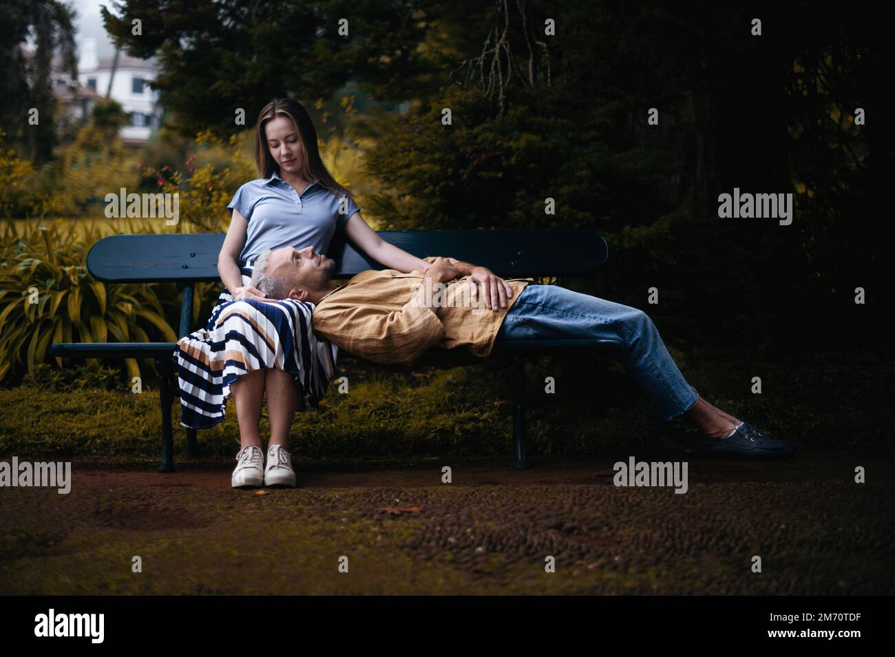 Hand on knees hi-res stock photography and images - Alamy