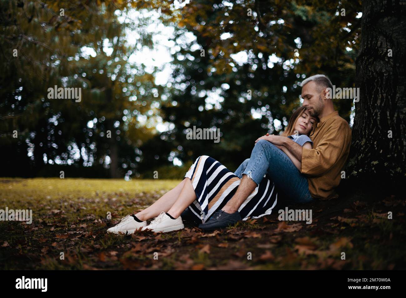 Couple sitting on the ground hi-res stock photography and images - Alamy