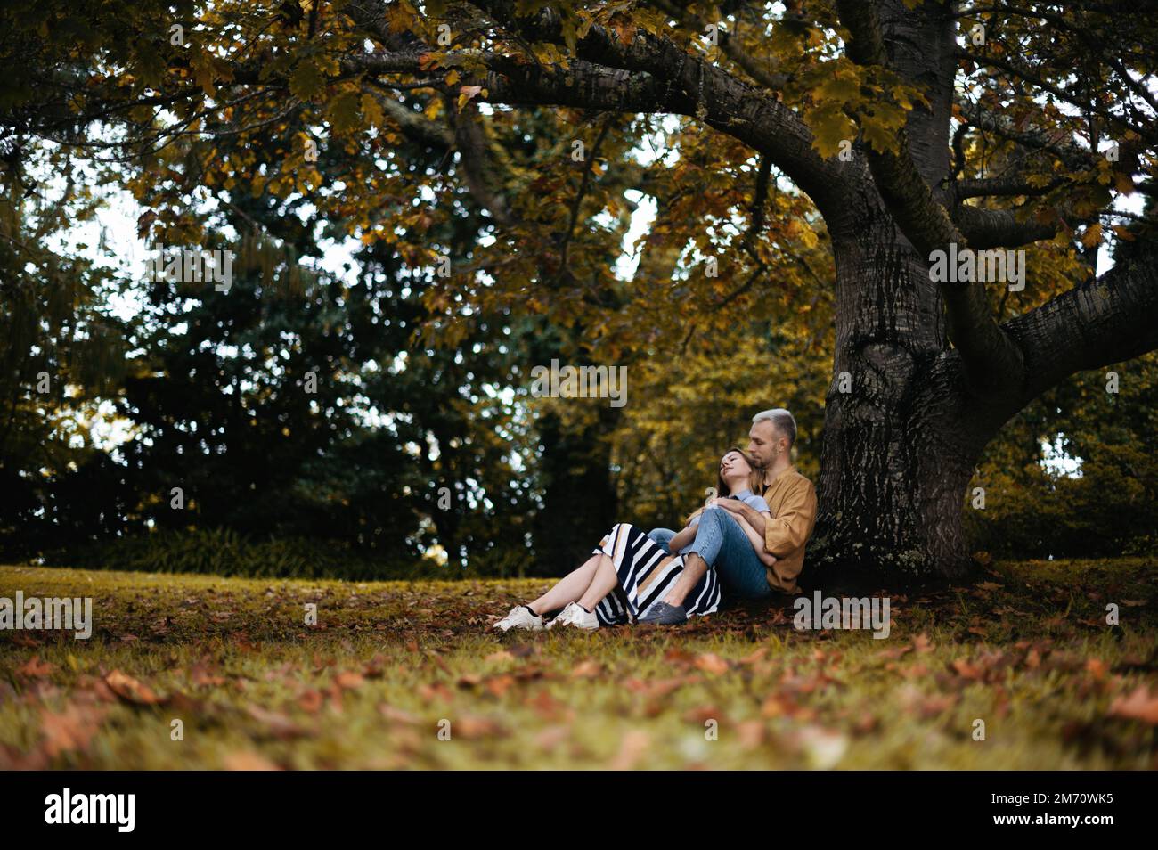 Couple sitting on the ground hi-res stock photography and images - Alamy