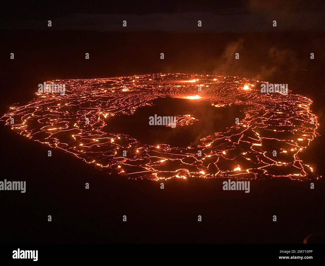 Hawaii, USA. 6th Jan, 2023. Hawaii's Kilauea volcano, from the west rim ...