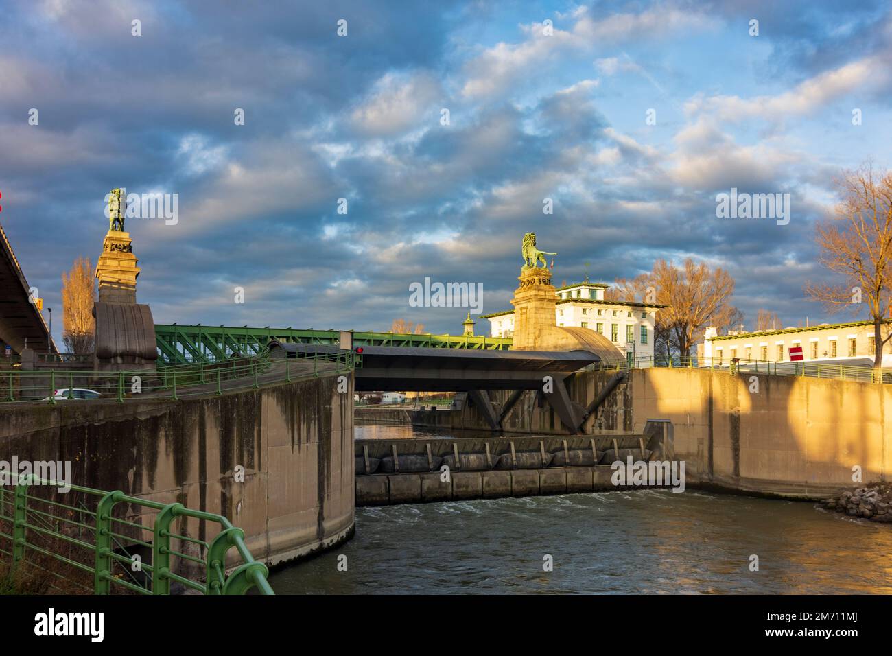 Wien, Vienna: river Donaukanal, bridge Schemerlbrücke, Nussdorf weir in ...