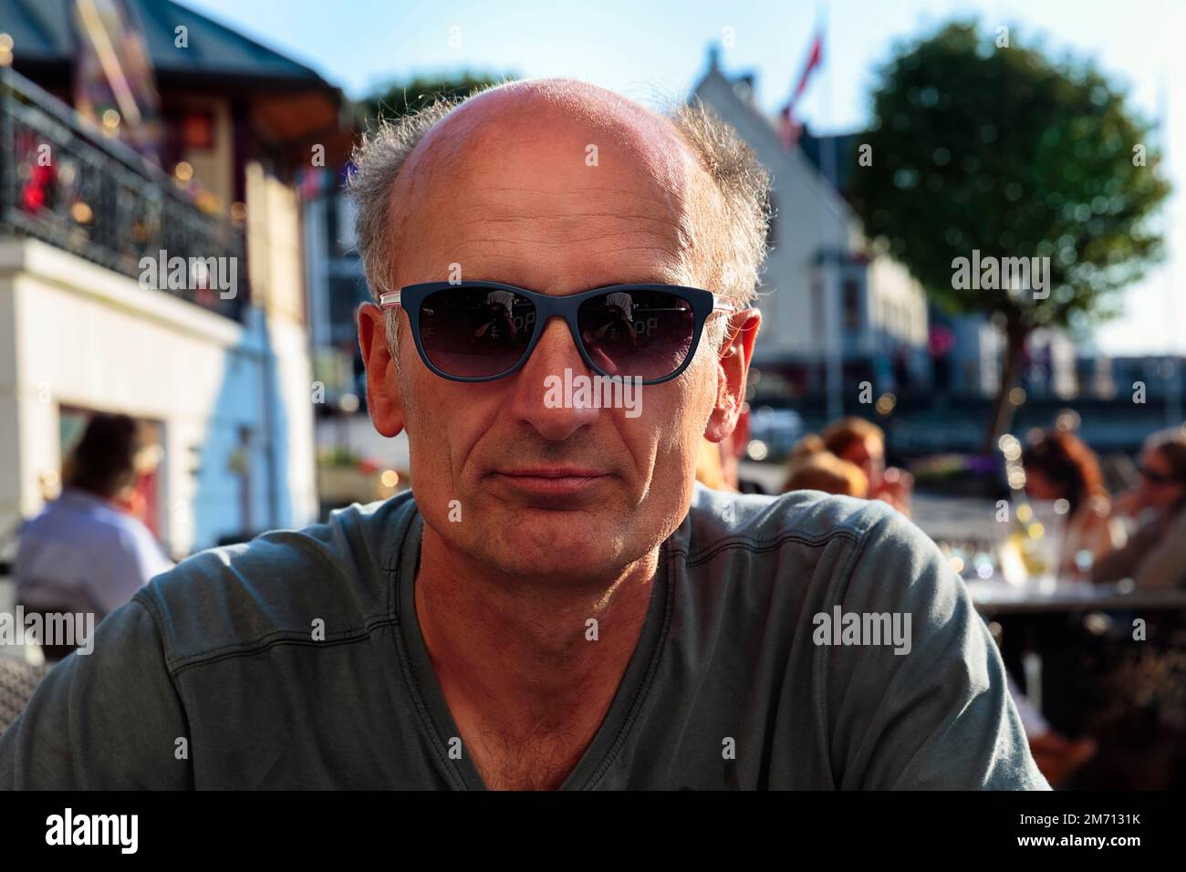 Best Ager, portrait with sunglasses, casual, unshaven, sitting in beer ...