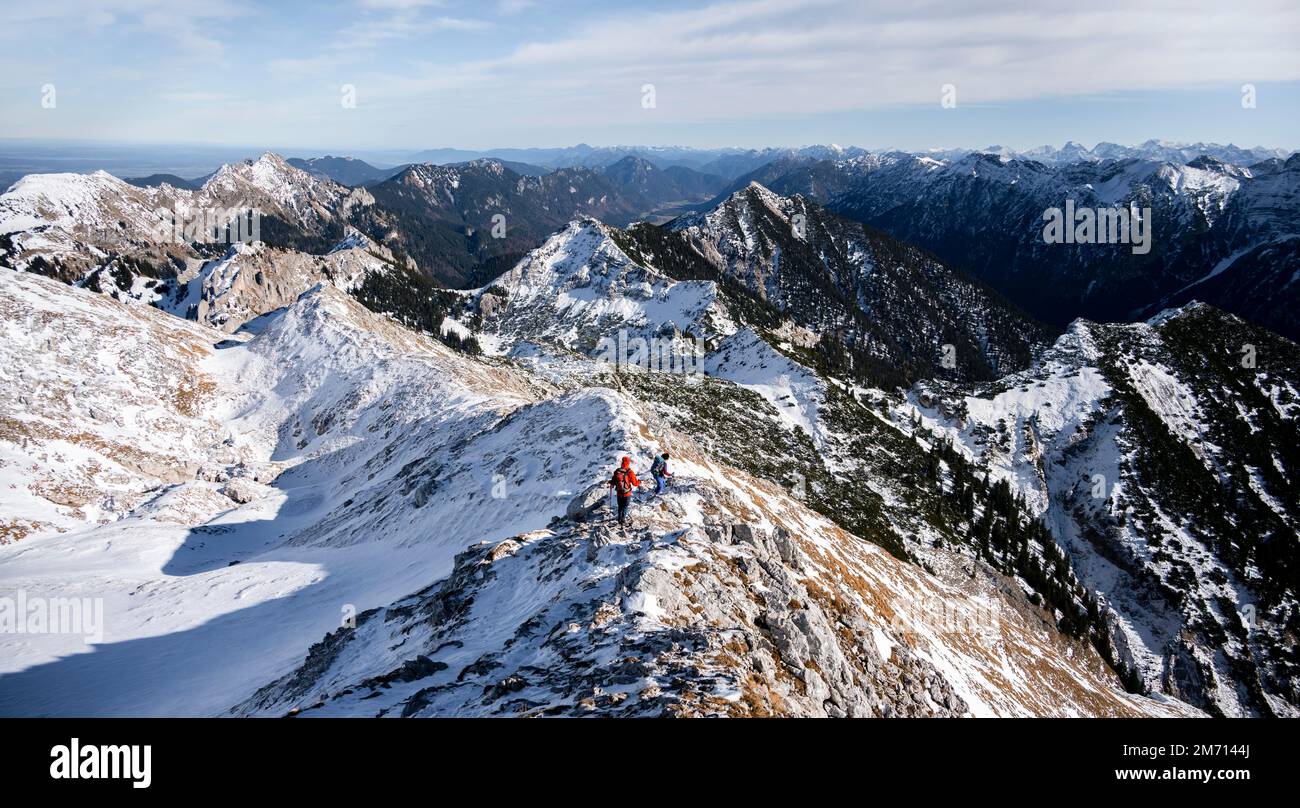 Mountaineers in winter, hiking to the Ammergauer Hochplatte in the ...