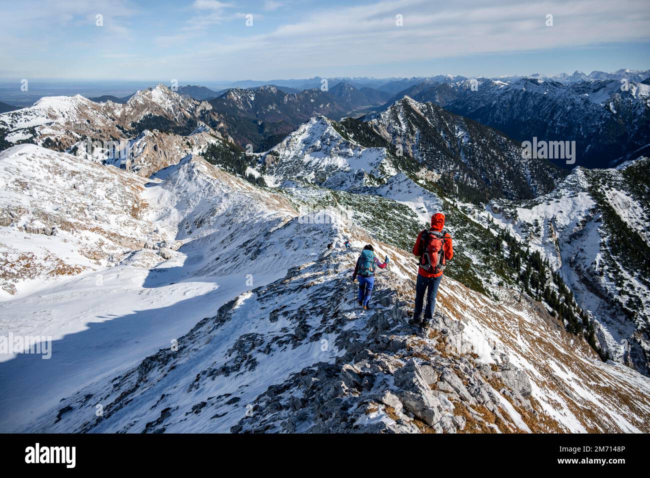 Mountaineers in winter, hiking to the Ammergauer Hochplatte in the ...