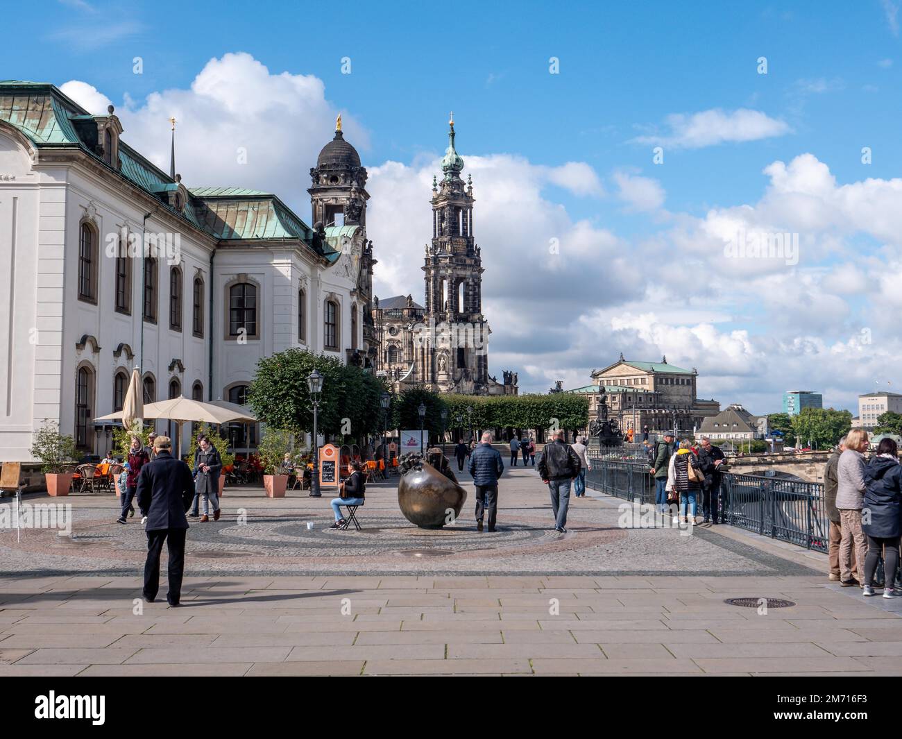 Bruehlsche Terrasse and in the background the Cathedral Sanctissimae ...