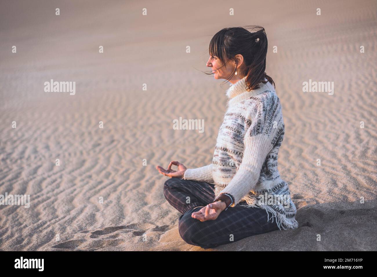 Side view of a woman clasping hands at the beach. Namaste pose Stock ...