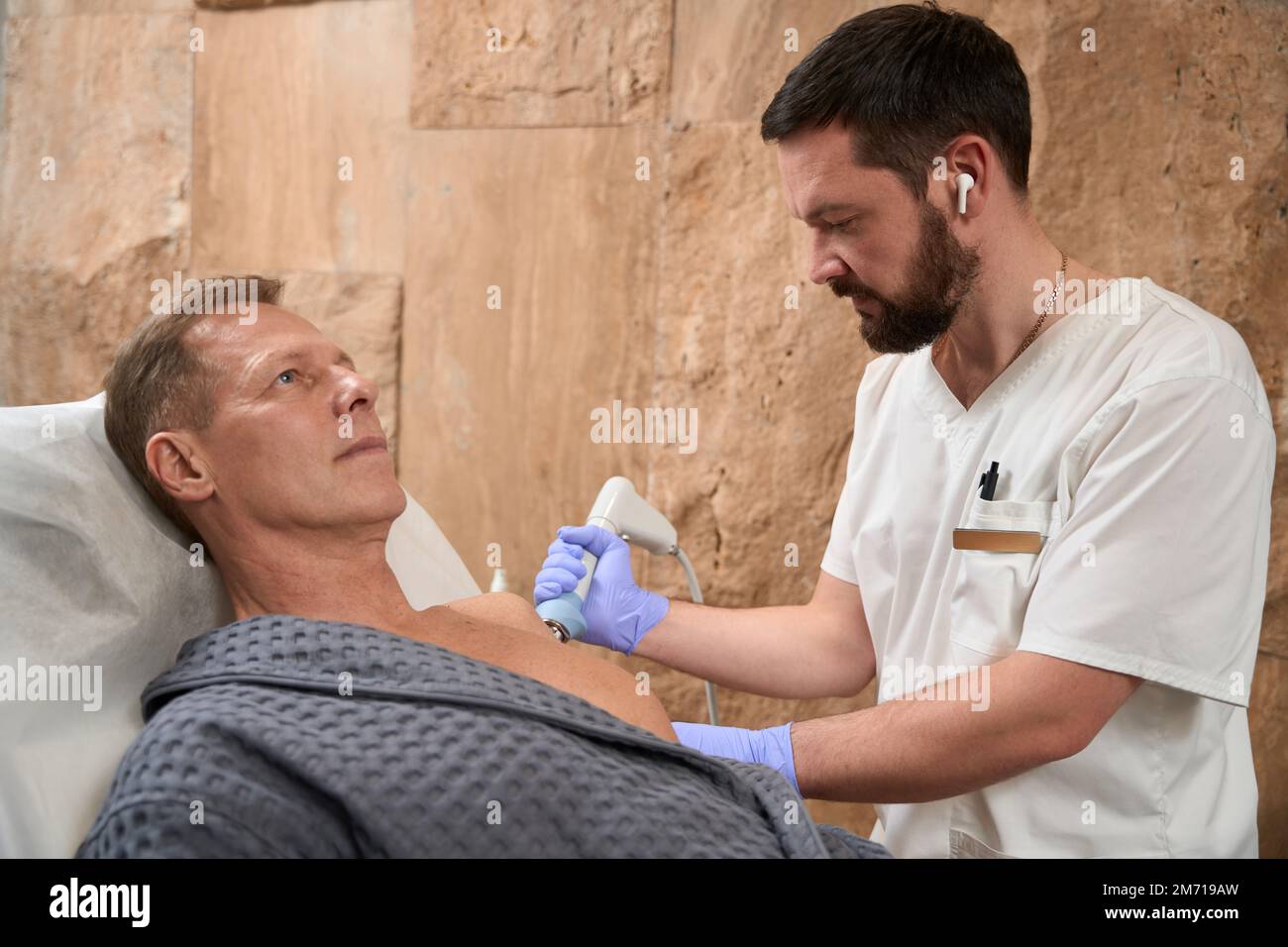 Shockwave therapy shoulder hi-res stock photography and images - Alamy