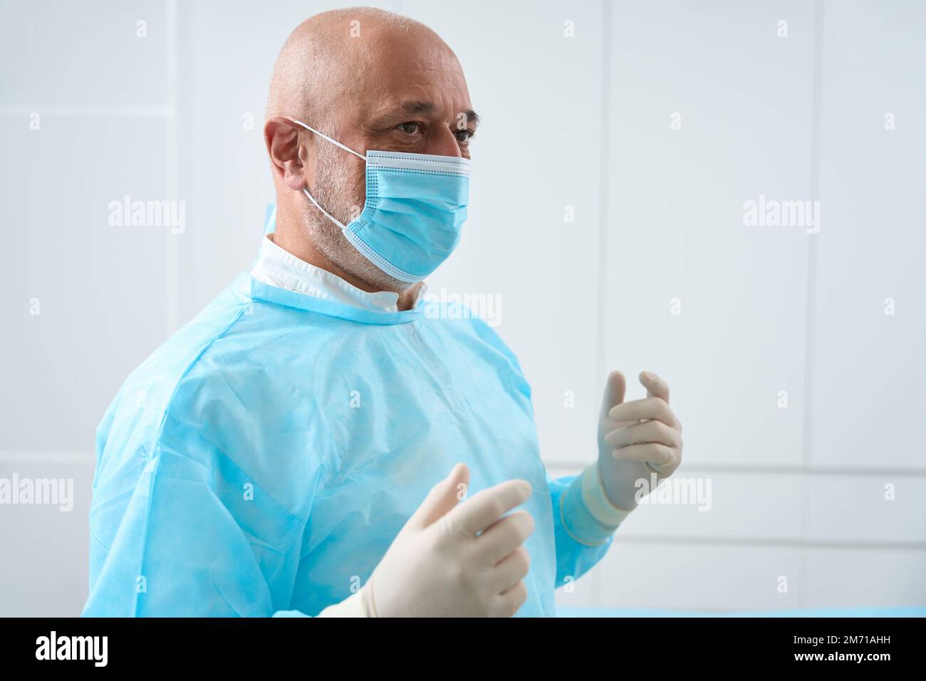 Male surgeon stands in surgery hi-res stock photography and images - Alamy